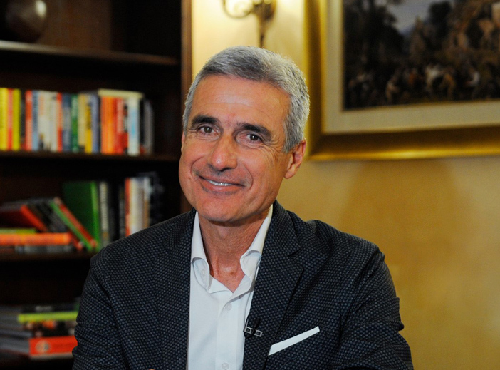 Introducing the manager Luis Castro